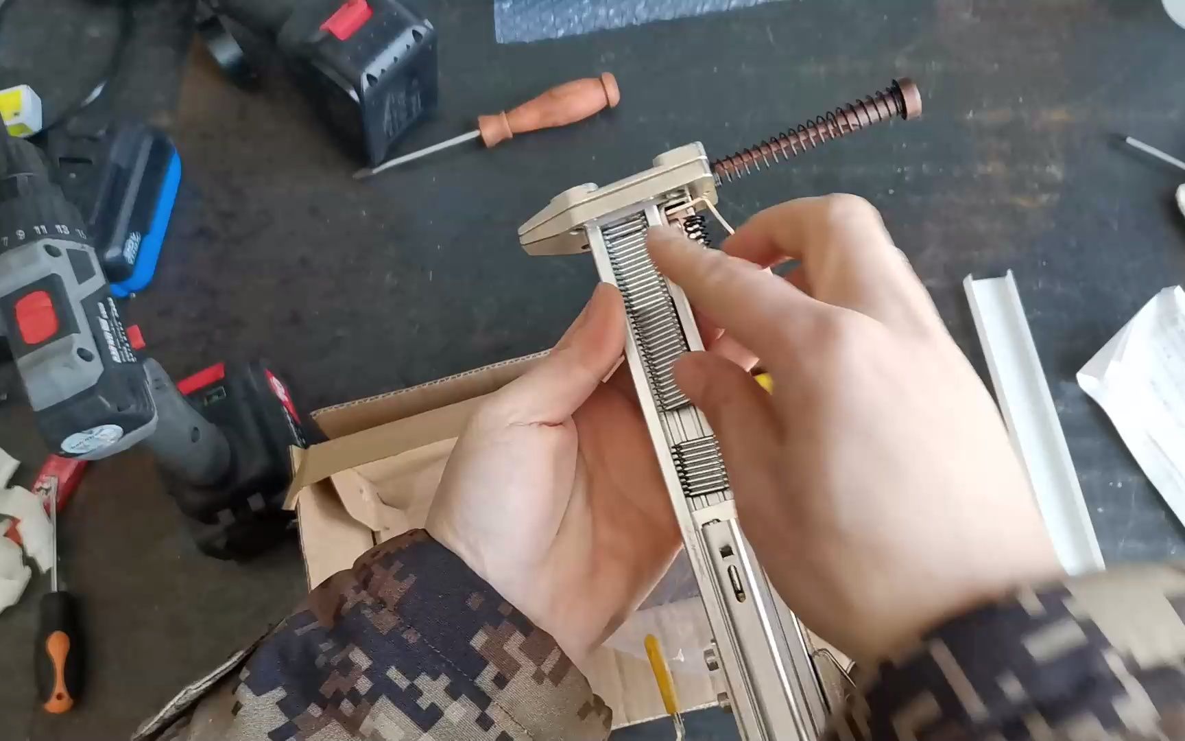 新入手一个小工具!打钉器,这玩意用来钉线槽真不错