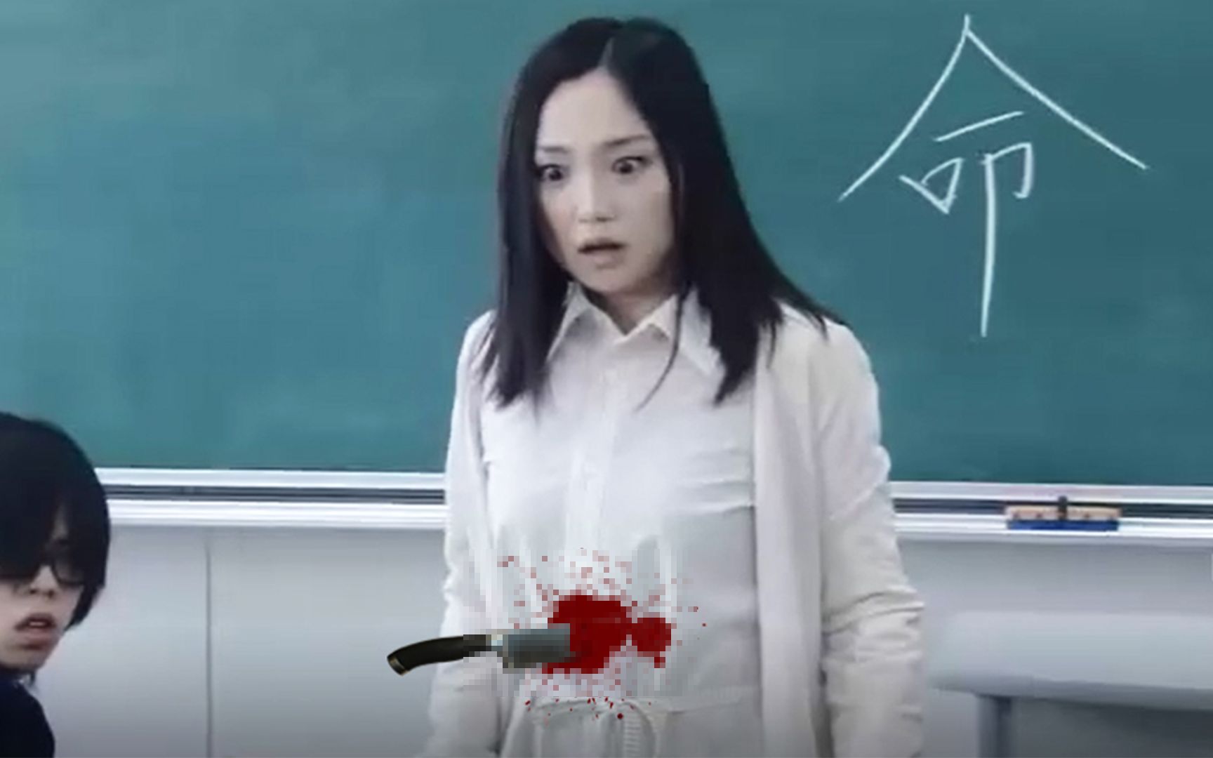 美女老师为保住工作,将学生怀孕的秘密公之于众,最后被学生捅了