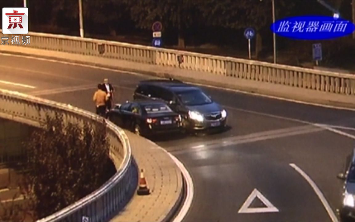 盘桥处两车侧面剐蹭 皆因一车转弯闯进对向车道