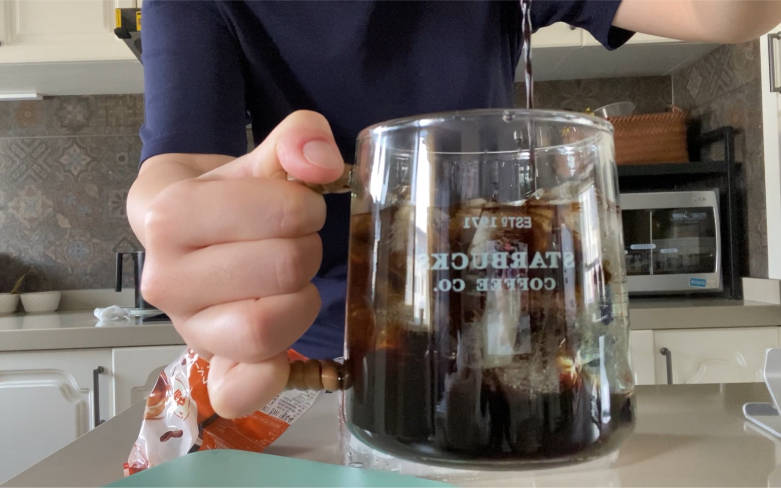 家庭咖啡馆 | 焦糖冰美式 焦糖味咖啡液➕水➕冰块ߧ�觉得美式苦的...