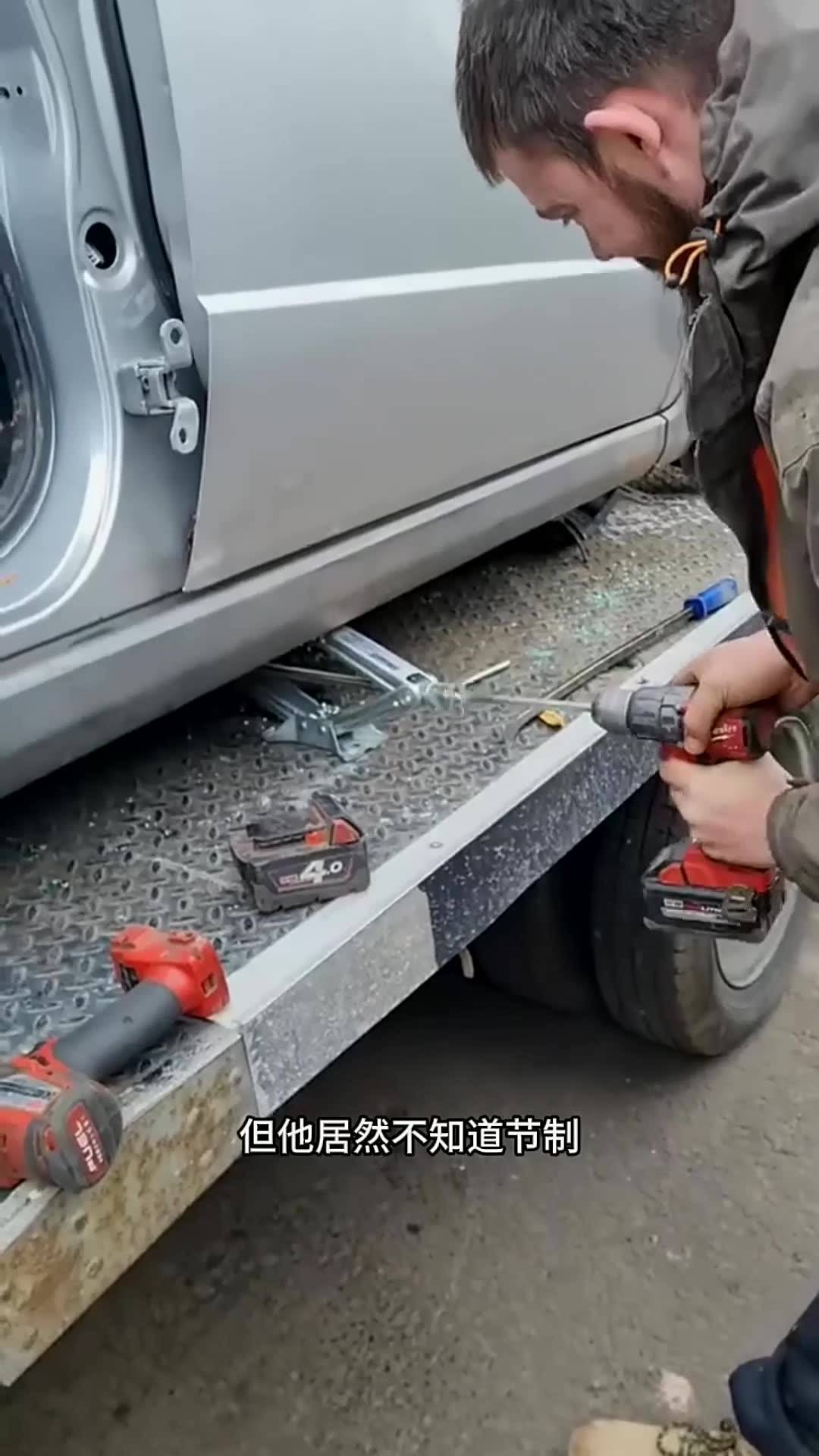 外国人不知道三角形具有稳定性么,真是太笨了