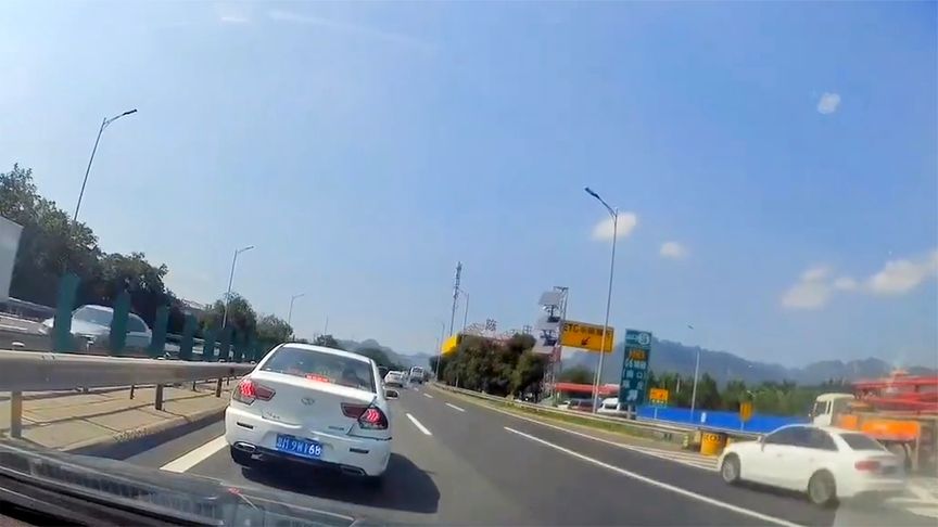 高速路上紧急停车 造成5车连环追尾