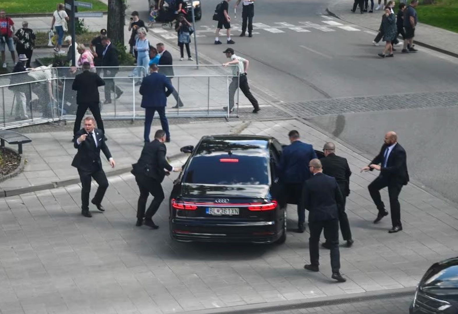 斯洛伐克总理遭遇枪击,枪手近距离向59岁的菲佐连开五枪,现场画面...