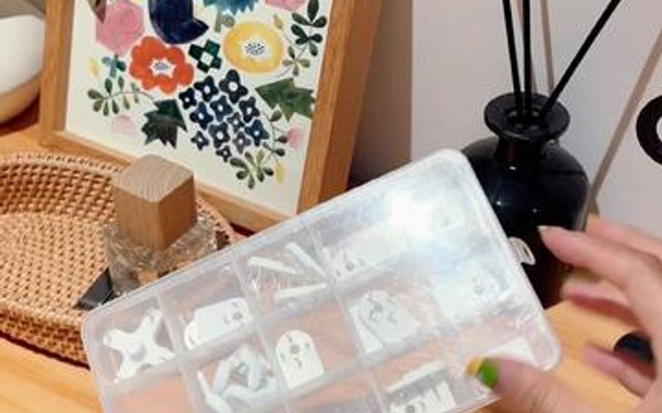 还有谁在用无痕钉么?不到10块钱就能get不伤墙的无痕挂画技巧