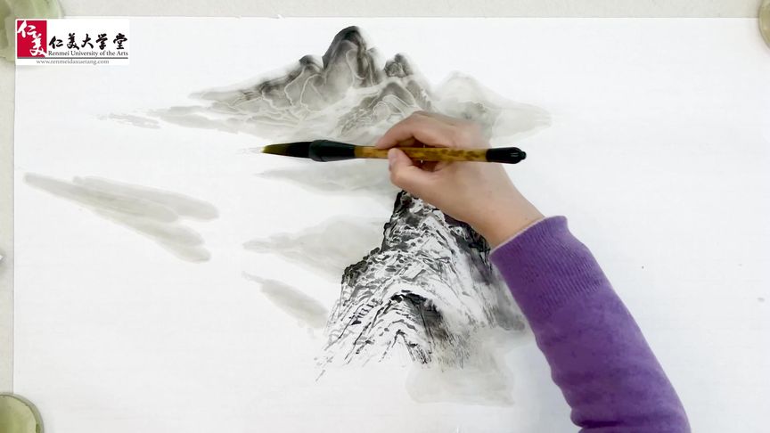 国画教学:山水画中,积墨法如何表现远山和云海?老师一点即通!