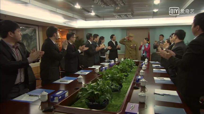 书记正在开部门会议,退休老将军进来说了几句话,让在场的人拍掌致敬
