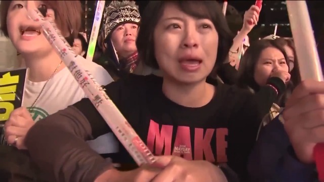 这才叫演唱会!现场几万人大合唱,女粉丝哭到崩溃