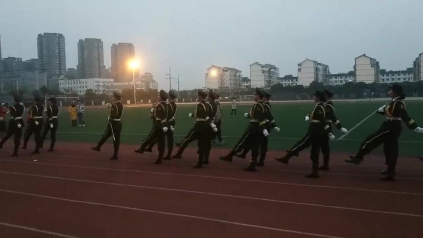 学校操场上举行的升旗仪式,看得令人热血沸腾