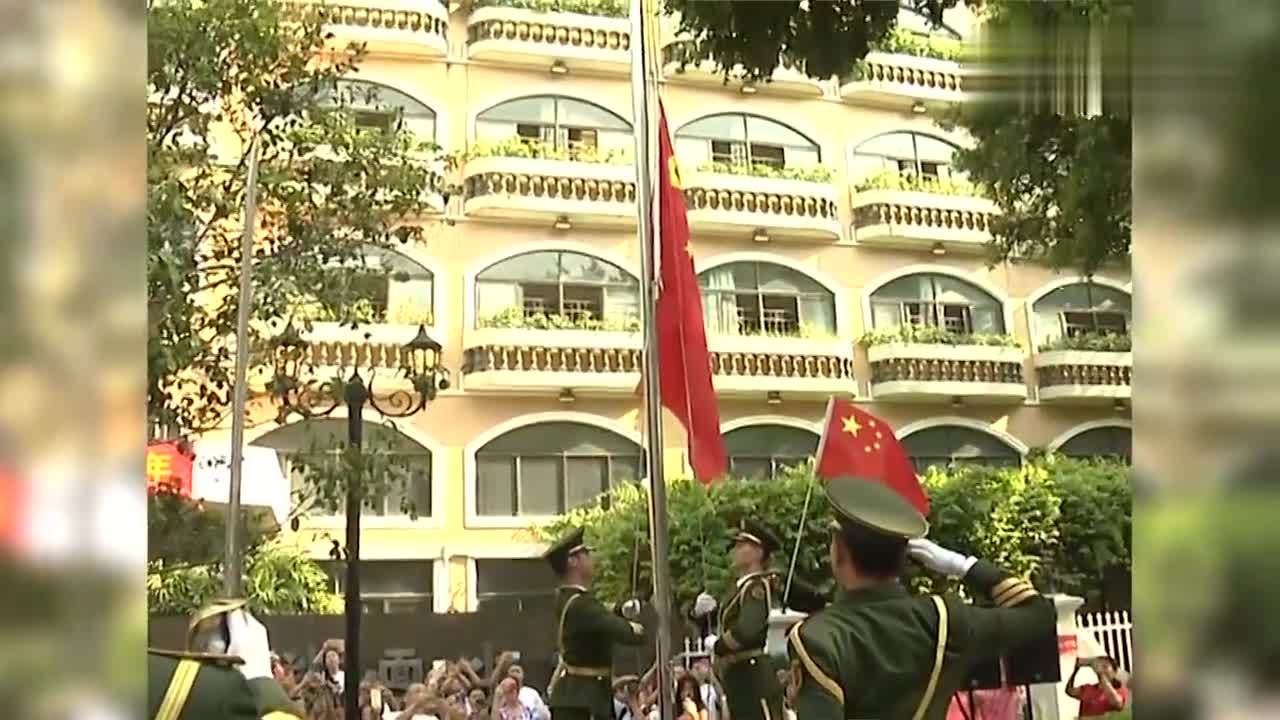 护旗手训练现场:整齐划一的动作来自每天苦练11个小时