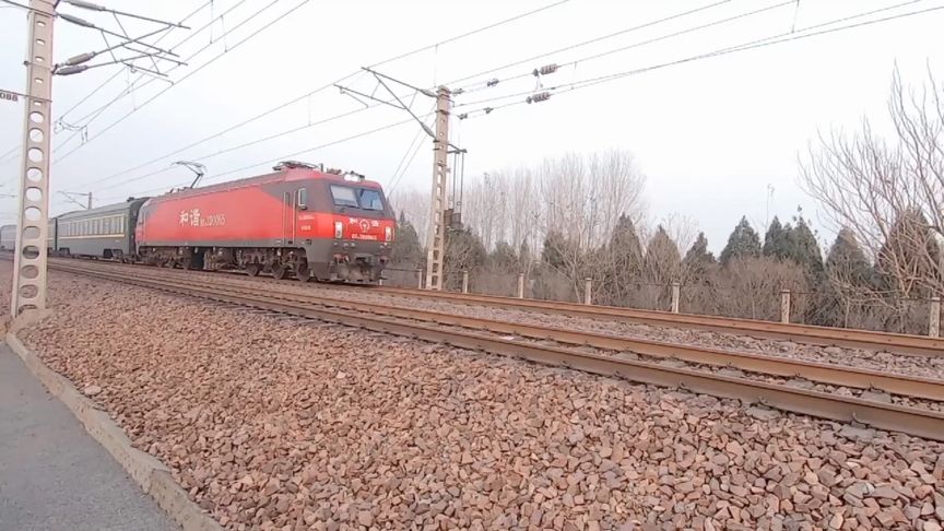 长春至昆明的火车K2285次列车快速驶过安阳段,号称长昆“神车”
