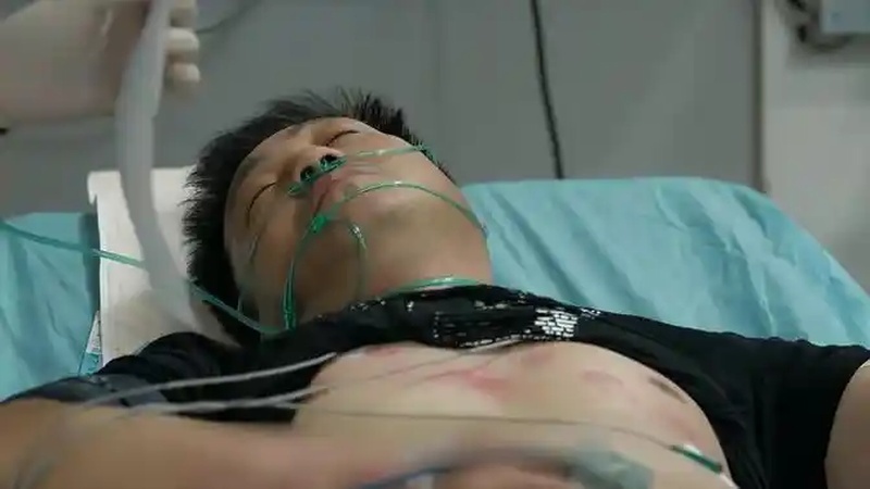 53岁男子与朋友喝酒,结果喝进抢救室,电击除颤八次抢救无效