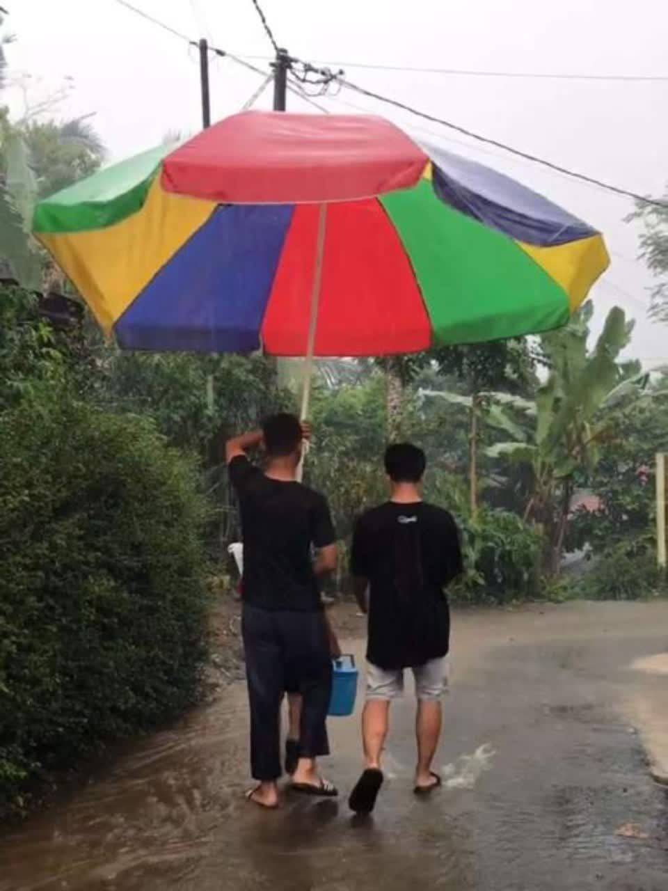 雨都下成河了,但我们回家的心比指南针还准 伞小风大?有手就行,一起...