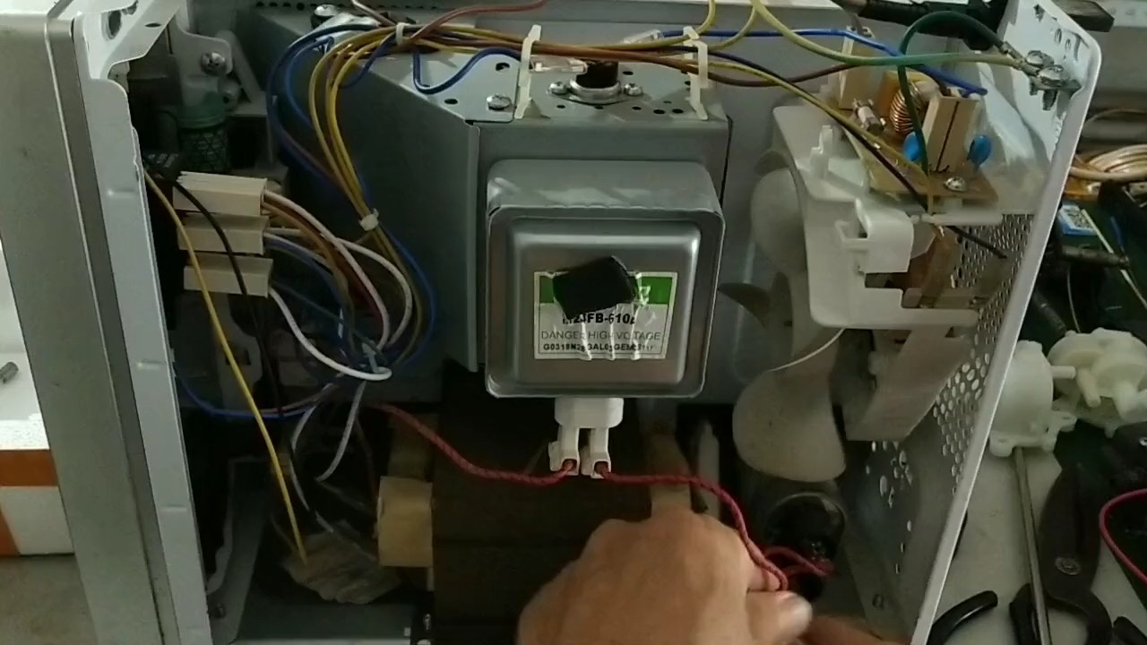 ...这个格兰仕微波炉能通电不加热,故障出现在这两个部件上。 #家电维修