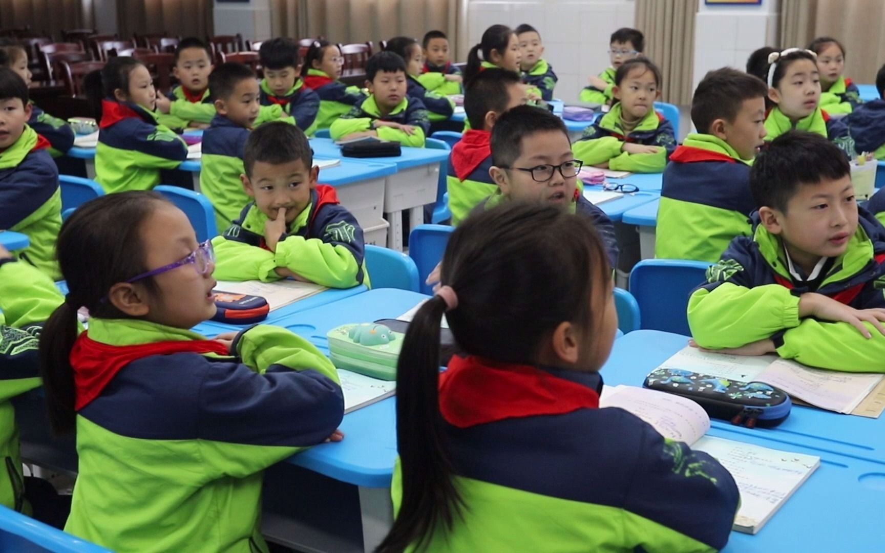 和女儿一起拍摄的学校班级宣传视频