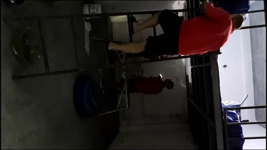 找几个人帮我儿子车库刷漆,做了一个钢结构隔层,储存杂物用。