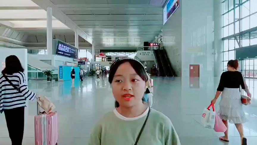 广西南宁乘高铁动车回玉林市,这里有人和小妹一起吗?上车啦!