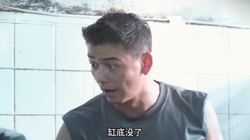 炊事员正在厨房忙碌,意外中成功捉住一伙偷狗的罪犯