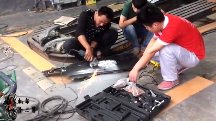 汽修店汽车划痕怎么修复的?快速钣金光补原来是这样的