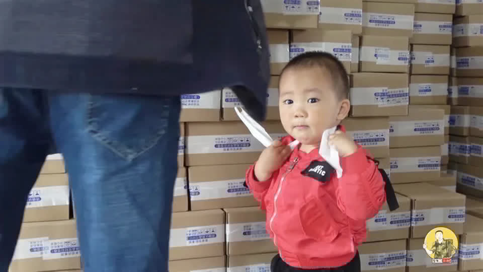 家小满变身仓库管理员一会用牙齿检验快递盒一会开箱抽查