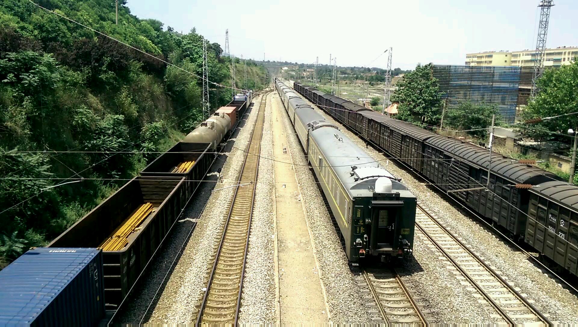 ...停车,会列尾加挂福利的K2045次旅客列车【西铁视频】【耳机福利】