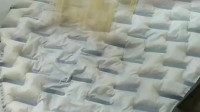 羽绒服的绒是怎么充到衣服里面的, 原来先充到样片在这样处理