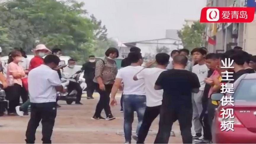 业委会罢免物业,大批保安小区门口集结?业主:他们是物业雇的