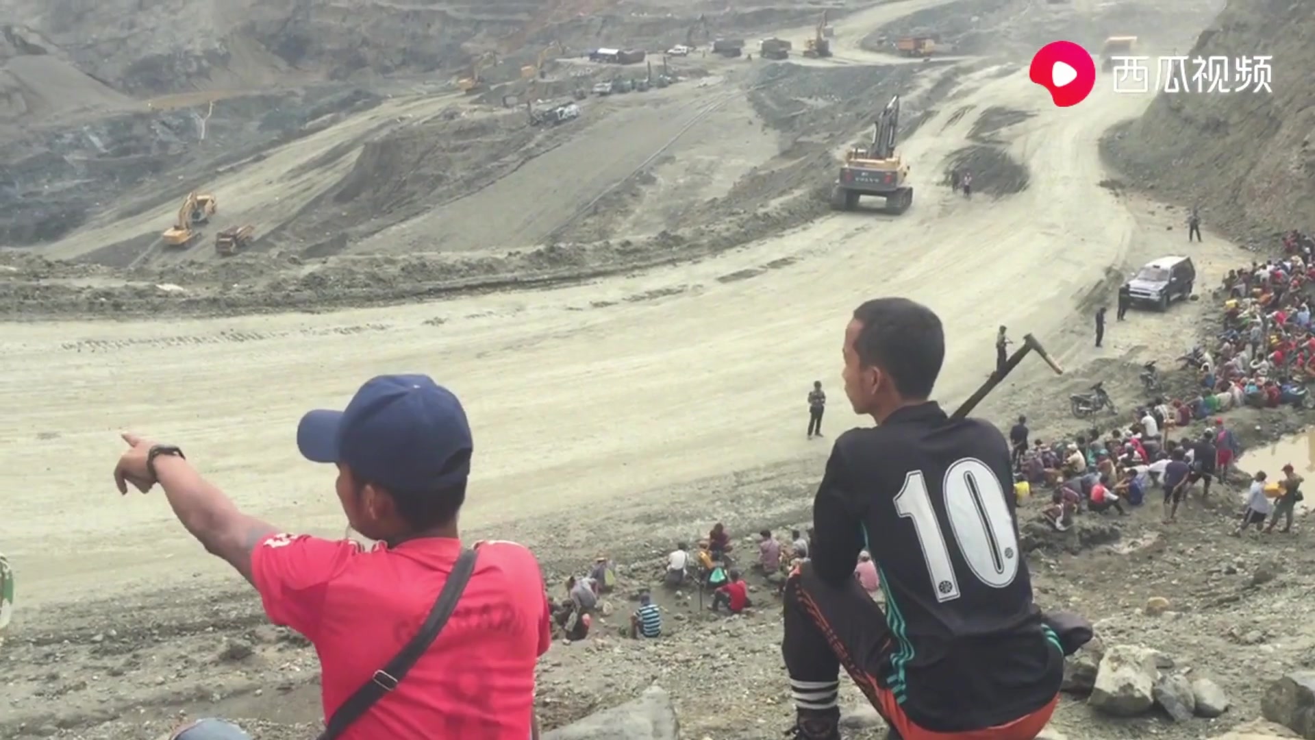 疯狂的石头!实拍缅甸的翡翠矿场,万人百米冲刺挖矿!