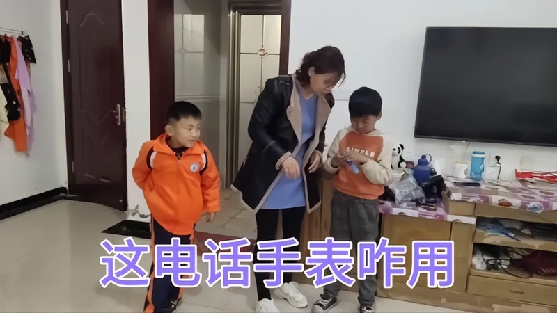 给升林买了一个电话手表,研究半天不知道怎么用,升林:得安个卡