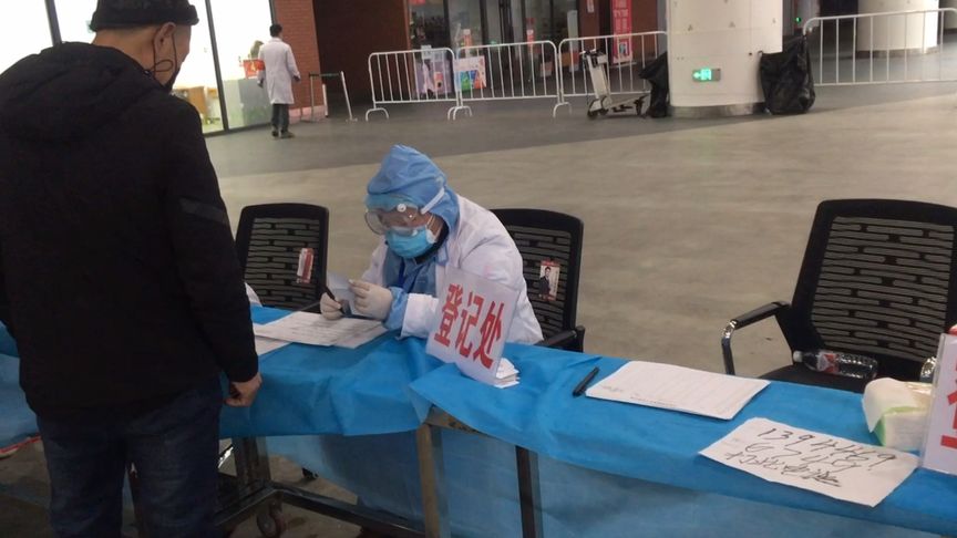 疫情期间坐火车回家,只能在车上吃东西,配合防疫人员检查。