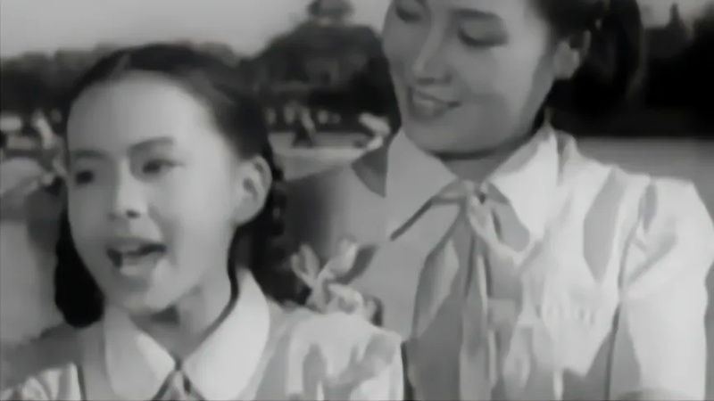 歌曲《让我们荡起双桨》原唱(刘惠芳)回味久长,勾起儿时的回忆!