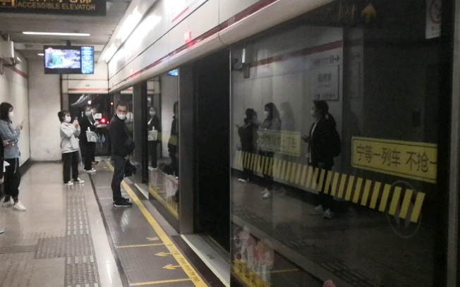 上海地铁一号线常熟路屏蔽门故障,列车开门狂飙【21/10/20】
