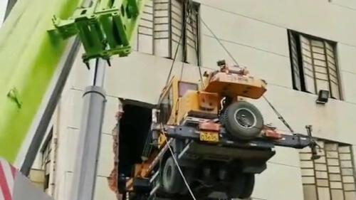 打电话叫来了一辆吊车,让他吊下车结果他用吊车吊吊车,真是服气了