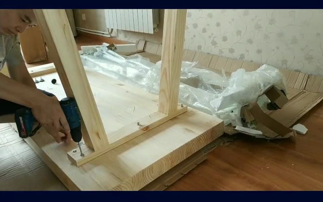 如何选择实木家具的木材材质:松木家具性价比高