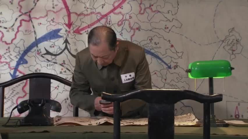 特务知道地下党用信鸽传递信息,在搜查信鸽,卧底暗中通知同伴