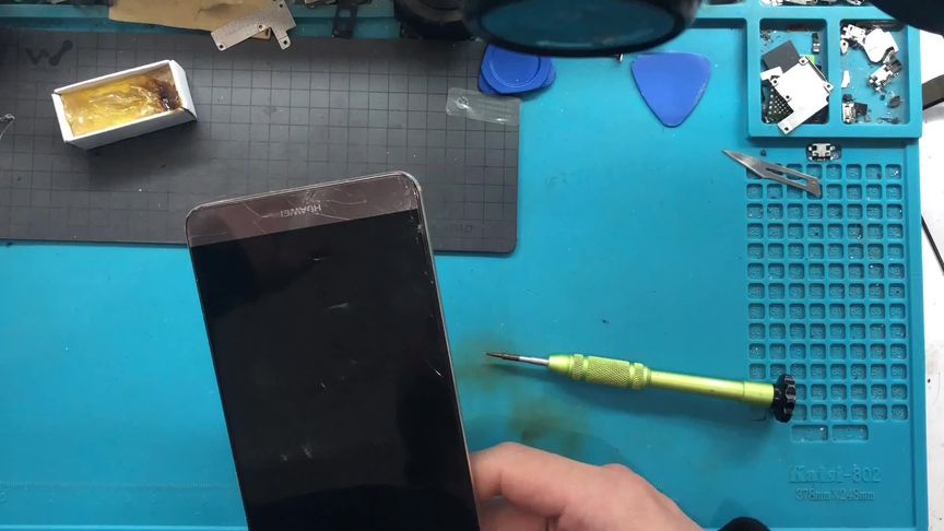 过千万销量的华为mate9手机,来看修修如何完美更换它的外屏。