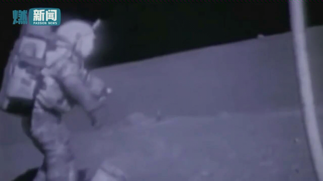 阿波罗登月视频资料,宇航员频频摔倒,引起地面人员大笑!