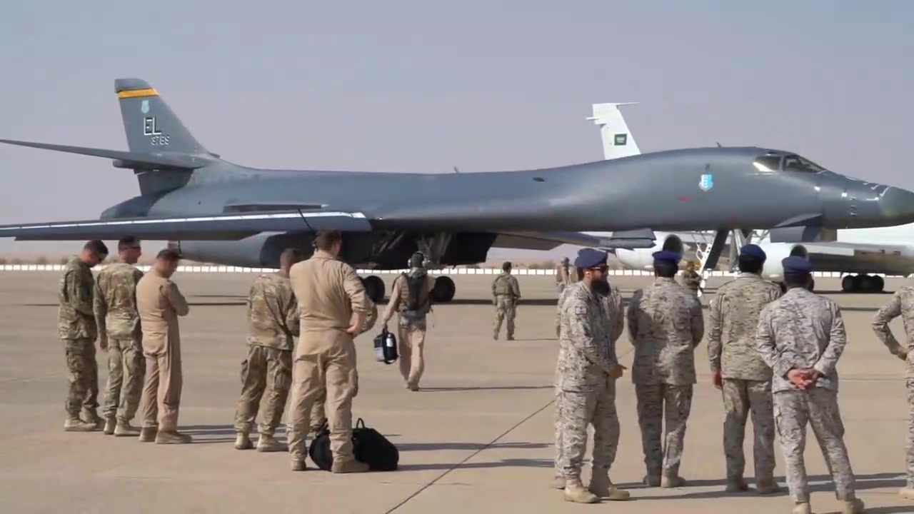 美军B-1B战略轰炸机降落在沙特