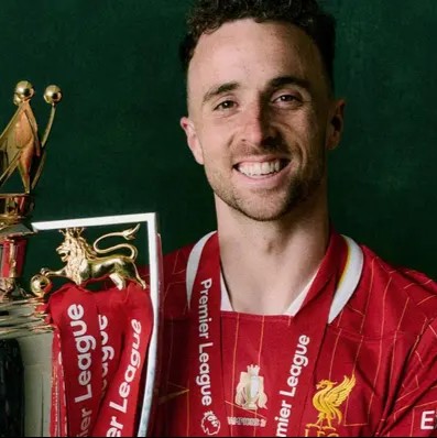 是小佰不是小百 