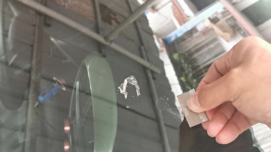 汽车前挡风玻璃被石头砸了个小坑，看看用什么方法可以修复！