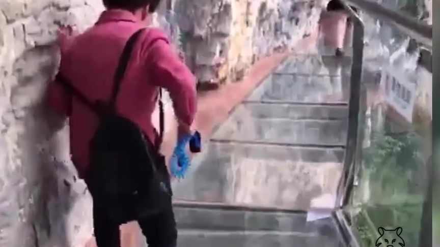 大妈走高山玻璃栈道,吓坏了,只敢踩钢筋支撑点