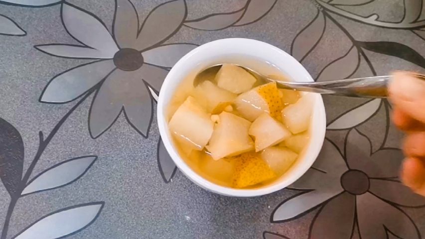 天气干燥,来一碗清热润肺,生津止渴,止咳化痰的雪梨川贝糖水