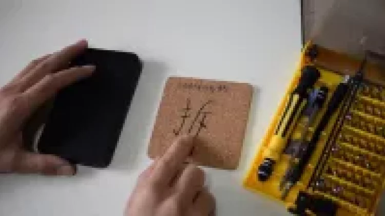 网上卖几百块钱移动硬盘里面是什么样子？跟小伙20块钱买的有啥区别？拆开看看