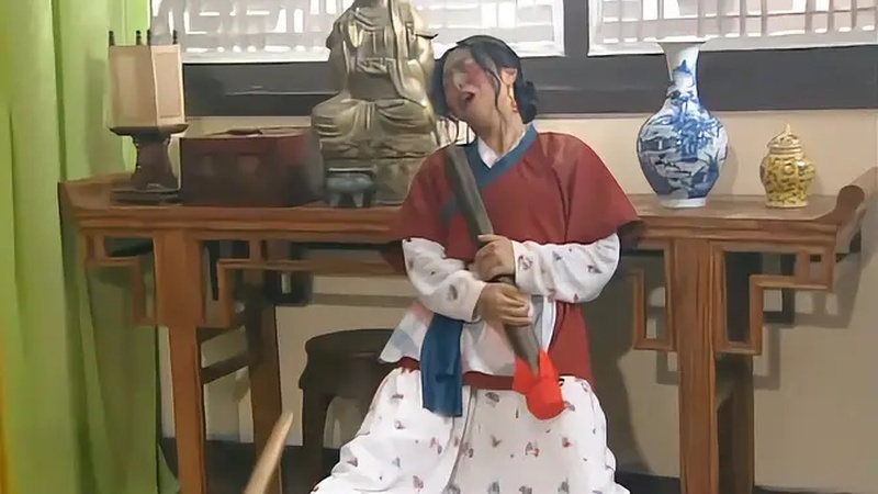 武林外传:佟湘玉的嫁妆都是武器,还有倚天剑,她家里干啥的到底