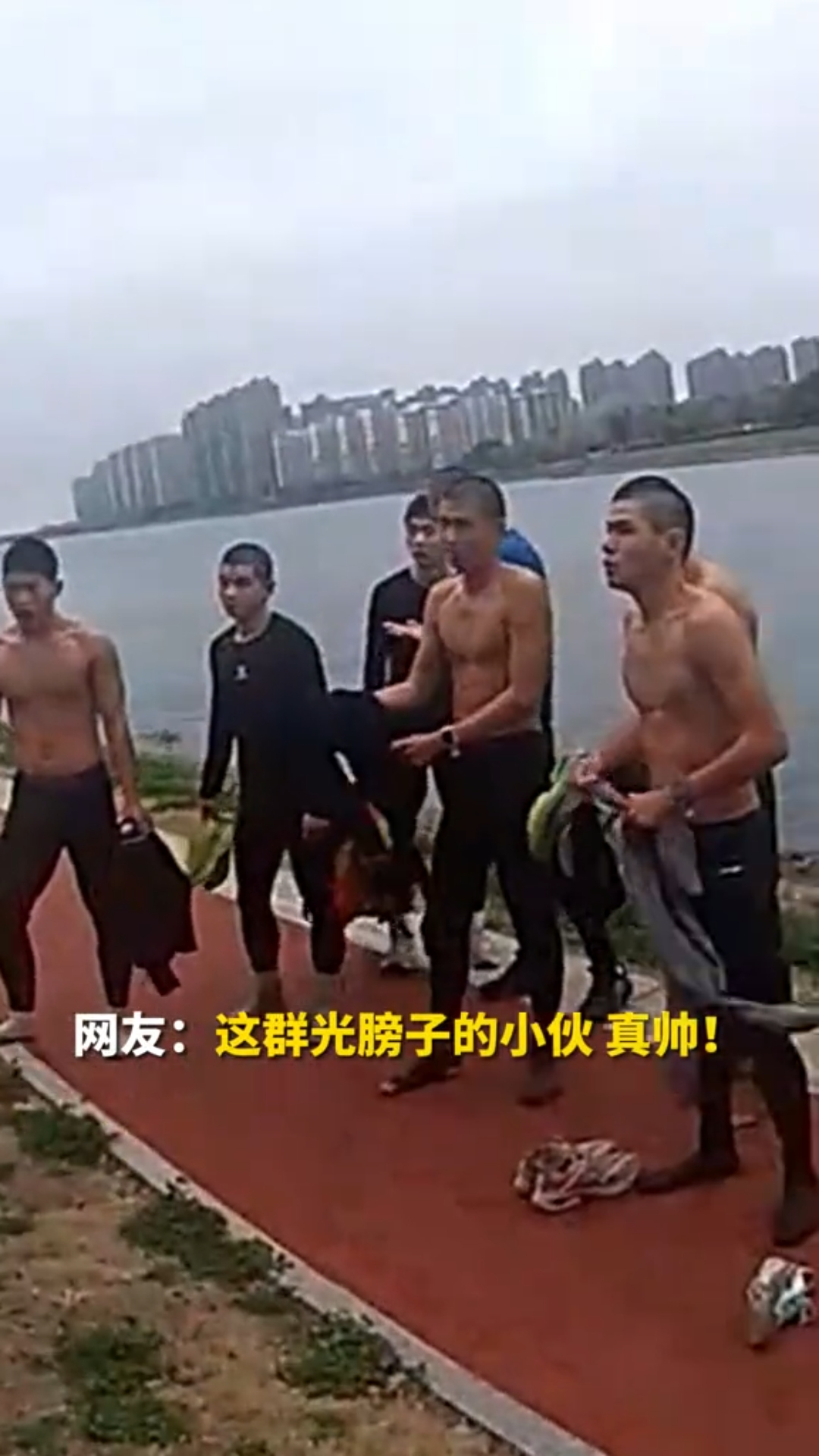 男子落水11名中学生冲上前,手挽手将人拉回:害怕,但下次遇到还救