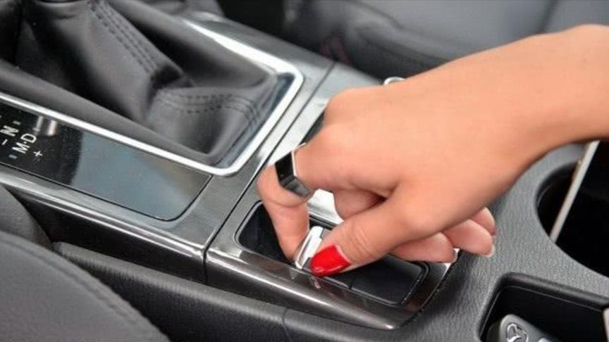 电子手刹车起步时到底要不要手动释放?很多司机不懂,学会不吃亏