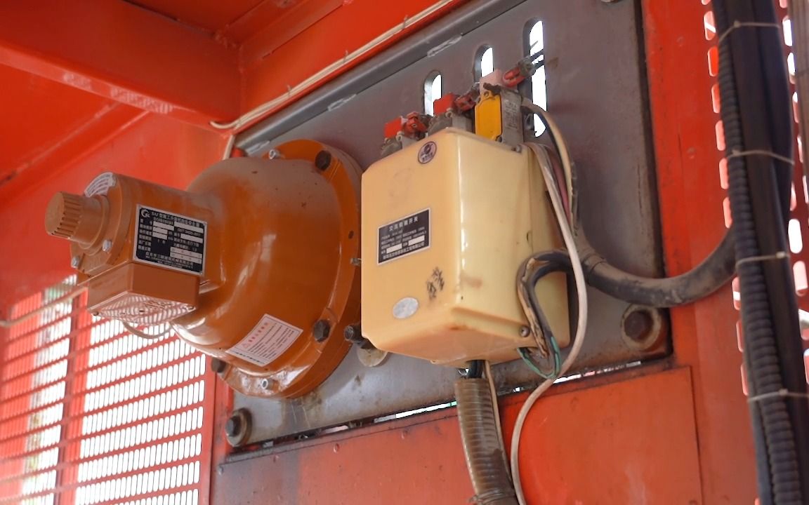 老师傅讲解施施工升降机内部的安全装置及作用