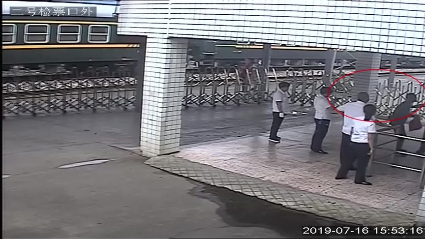 男子坐火车没买票强行冲关打人,拿出残疾证:残疾人不用购买车票