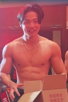 00后办年会让领导表演节目,我愿称之为打工人最爽的年会!