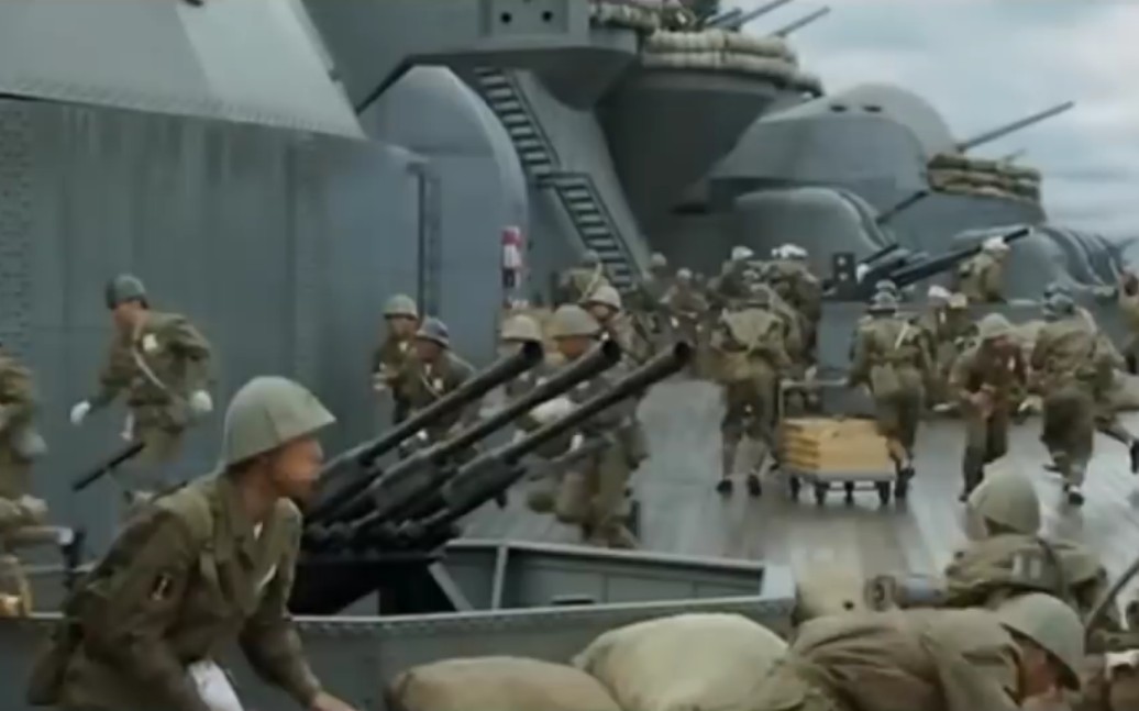 这才叫震撼海战大片,日本大和号战列舰肆无忌惮,惨遭美军数百架战机...