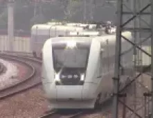 CRH1A型动车组慢速通过华师天桥